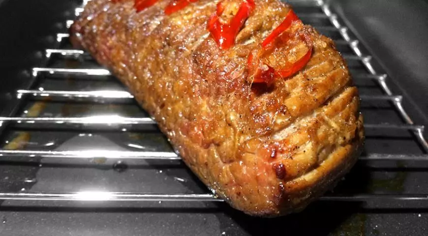 Horazamos la carne asada del bistec de jengibre en el horno.