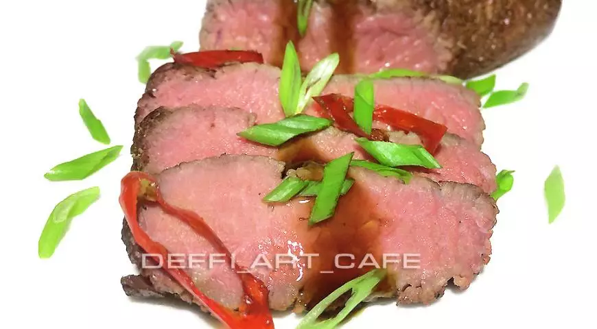 Qhiav steak roast nqaij nyug raws li nyob rau hauv ib lub tsev noj mov