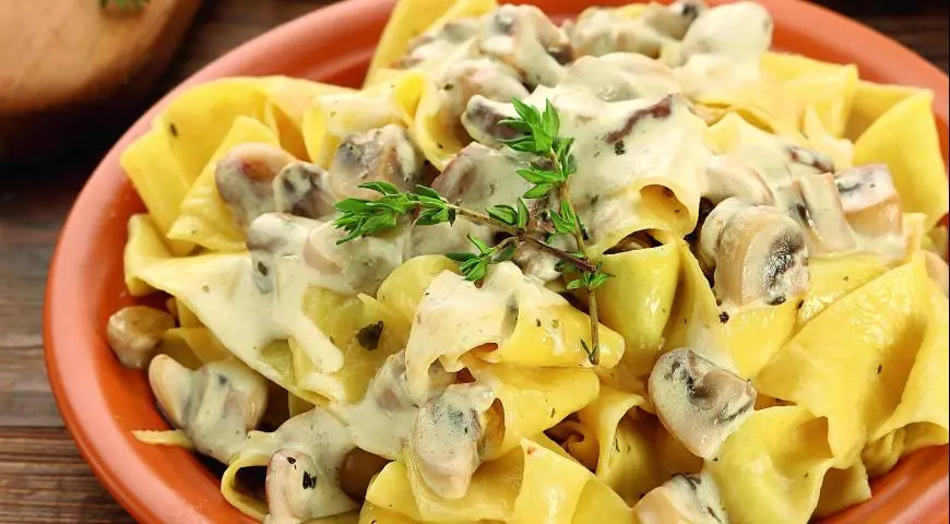 I-Padpartello enamakhowe ku-Cream Sauce