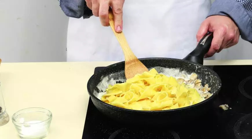 Foto Foto La ricetta della cucina: Padpartellu con funghi in salsa crema, numero 6