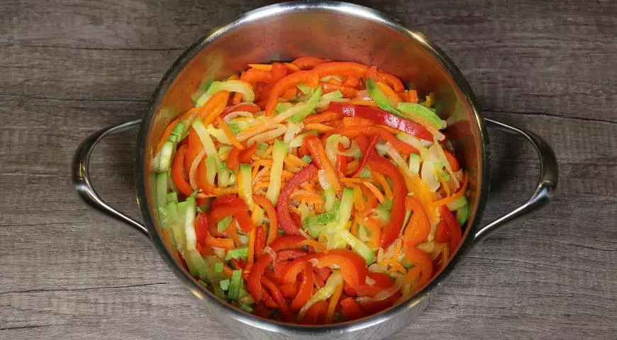 Fénykép a recept előkészítéséről: Zucchini és Bell Pepper, Lépés №4