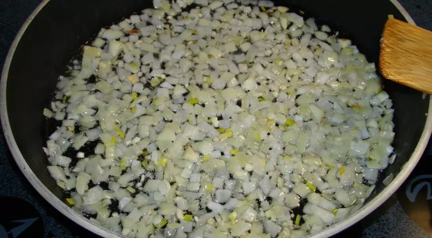 Friggere fino alle cipolle morbide e all'aglio su olio vegetale