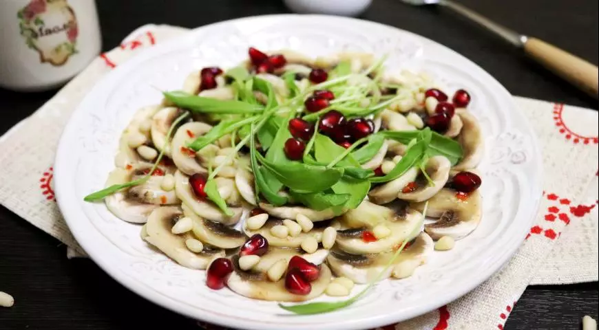 Salad mula sa Champignon na may cedar nuts sa ilalim ng honey dressing