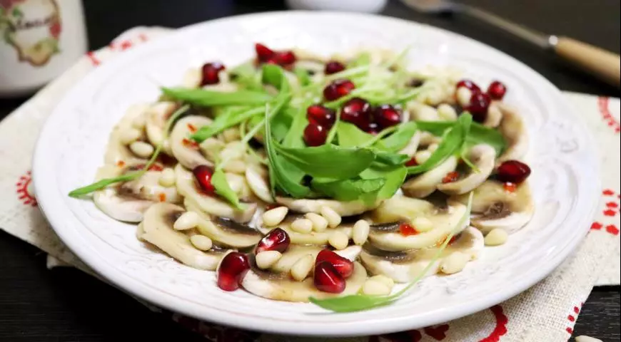 Salad mula sa Champignon na may cedar nuts sa ilalim ng honey dressing 2