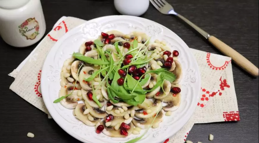 Champignon salad na may cedar nuts sa ilalim ng honey dressing 3.