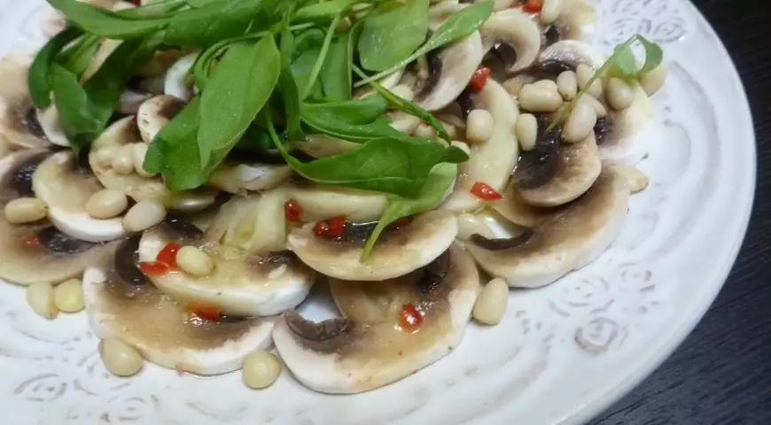 Stock Foto Cooking Recipe: Champignon salad na may cedar nuts under honey dressing, step number 3