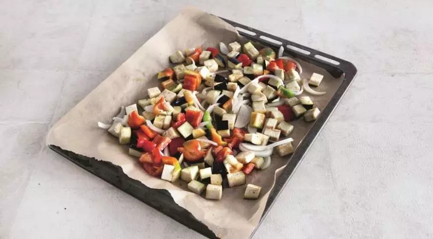 Estoque foto cozinhar receita: salada de filmes com legumes assados, passo número 3