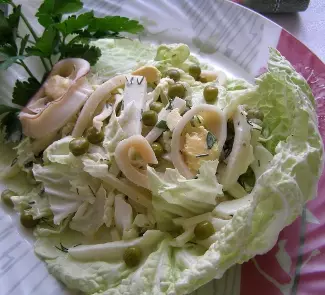 Salad nga adunay squid ug Beijing repolyo nga kalumo