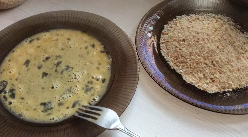 Berenjenas de pisos, preparan huevos y galletas para el empanizado.