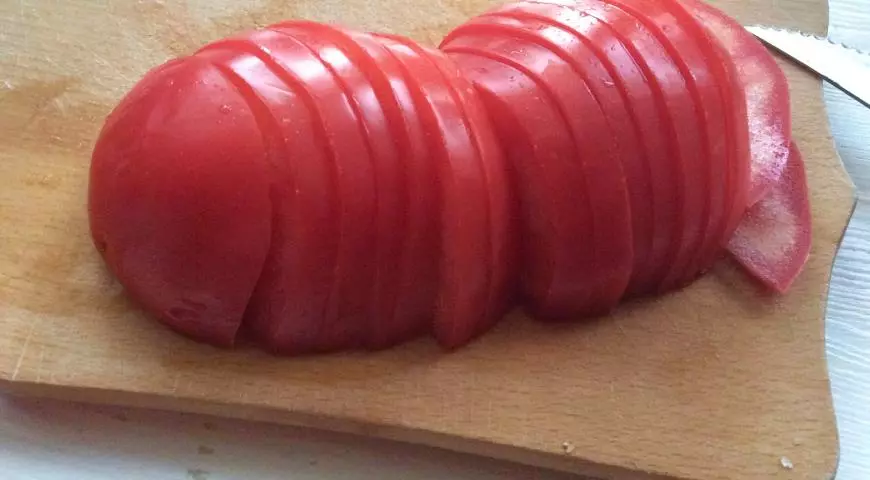 Kahelanta melongenoj, tranĉita tomato