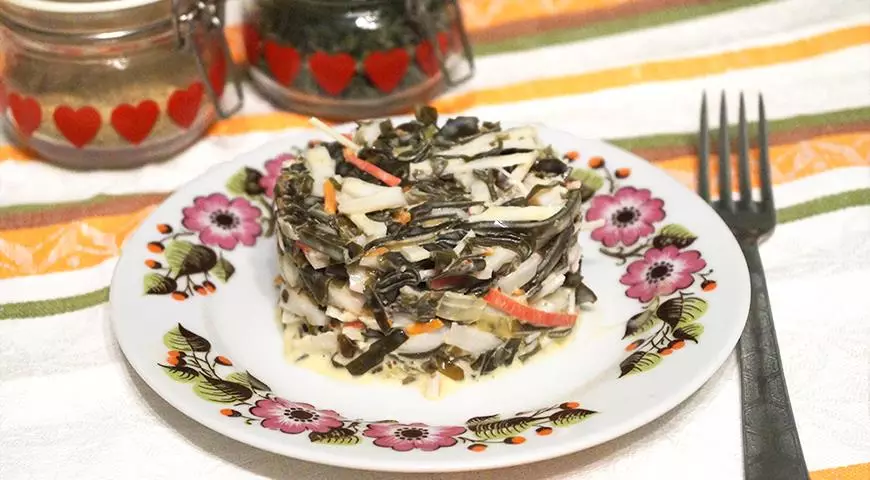 Stockfoto Koken recept: Sea koolsalade met inktvis en krab eetstokjes, stap nummer 5