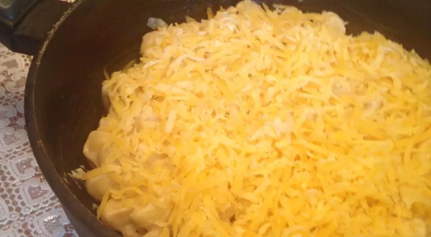 Blijf in een gesmeerde olie de vorm van pasta met saus, bestrooi met kaas, bak