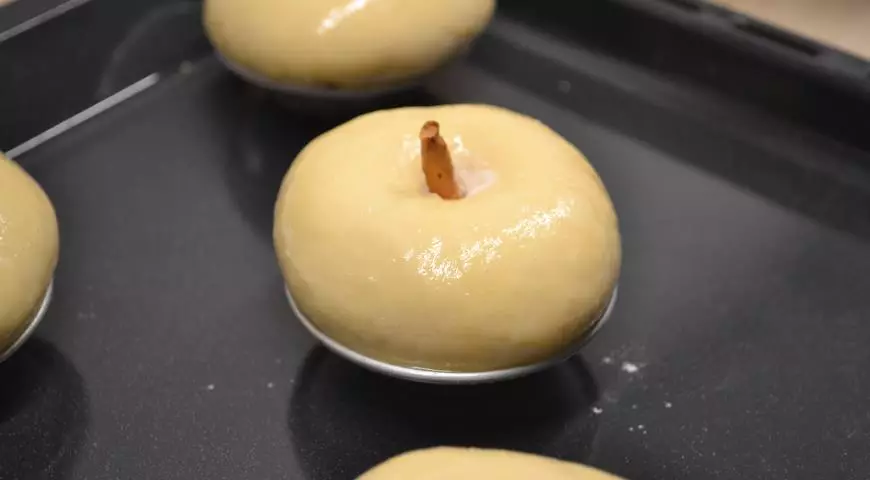 Apple Buns의 계란 공백을 윤활하고 빨대를 삽입하십시오.