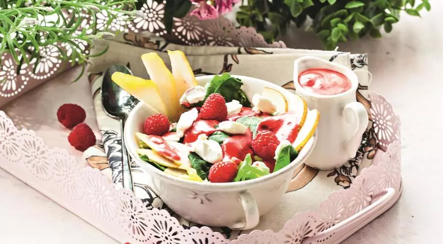 Salad dengan pear, raspberry dan kacang