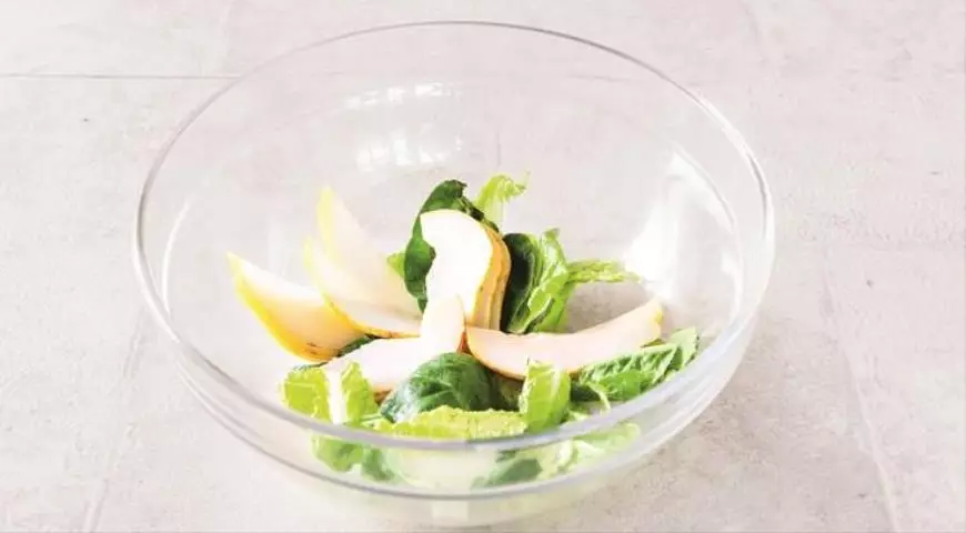 Salad dengan pear, raspberry dan kacang