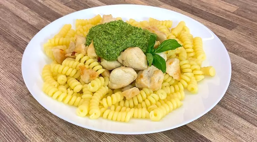 Pâtes avec sauce pesto et dinde