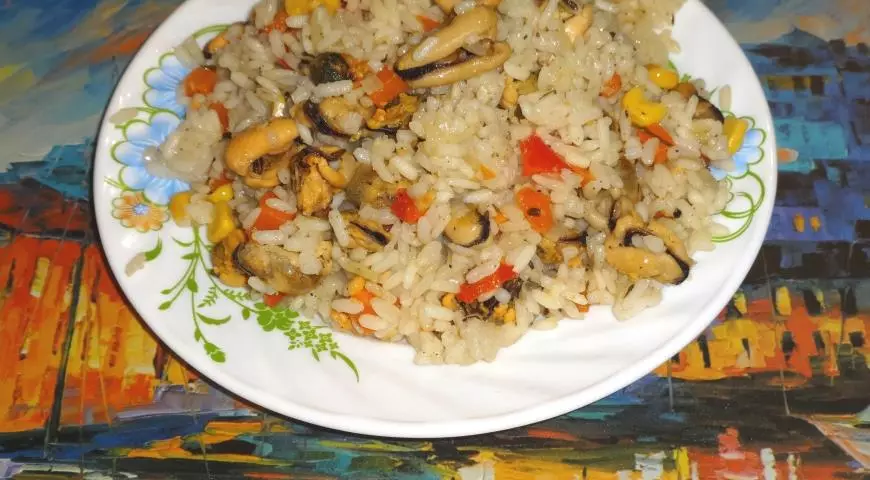 Paella con mejillones y verduras.