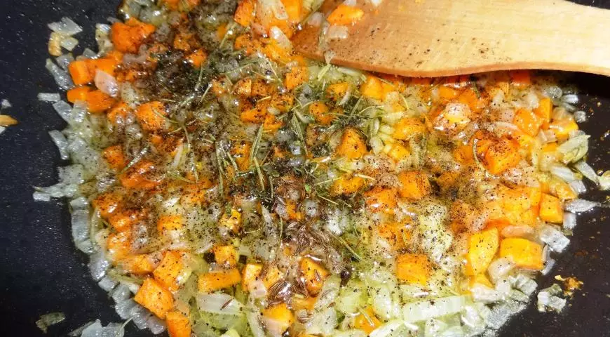 Foto van de voorbereiding van het recept: Paella met mosselen en groenten, stap nummer 8