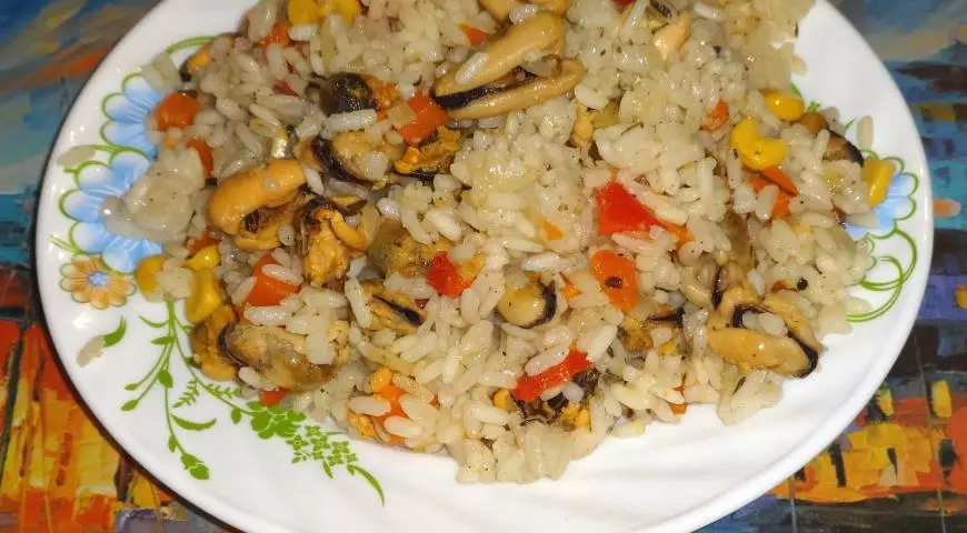 Paella mit Muscheln und Gemüse 3