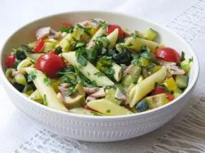 Pasta caliente y ensalada de verduras, receta paso a paso con fotos.