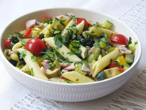 Pâte chaude et salade de légumes