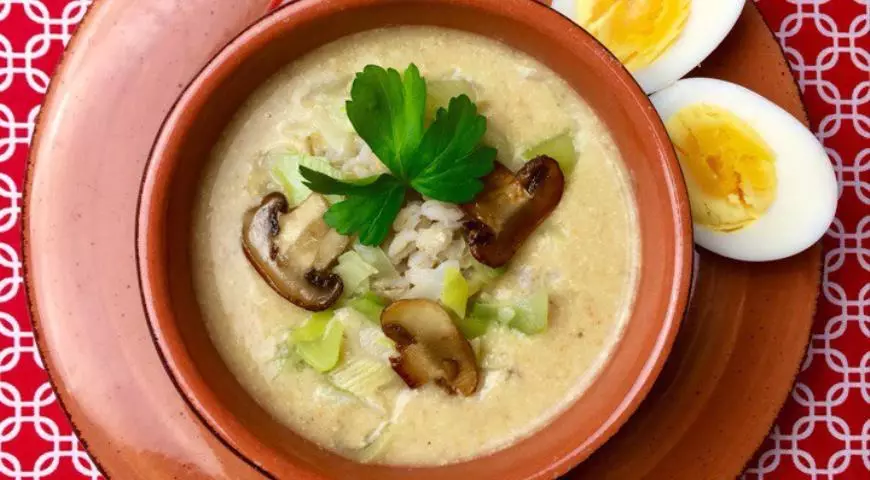 Sup Mutiara Puree Sayuran Kanthi Bowls lan Champignnons