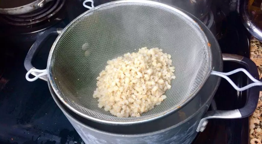 Perlovka gătită pentru a se sprijini pe o colander, apa trebuie să se scurgă