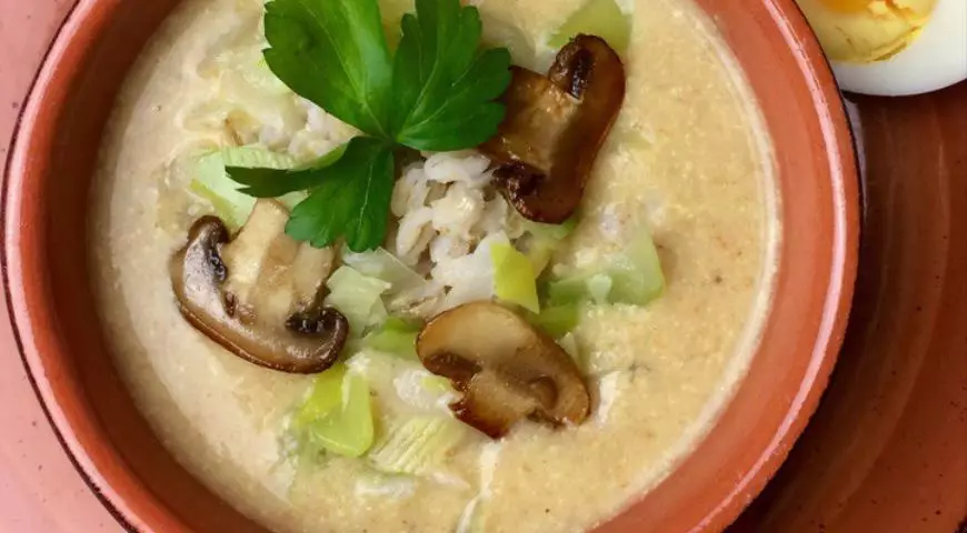 სამზარეულო ბოსტნეულის მარგალიტის პიურე სუპი ერთად bowls და champignons