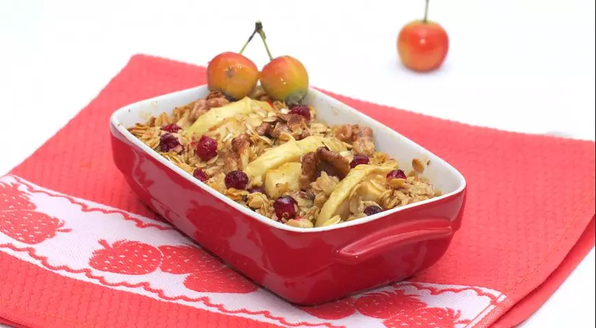 Oatmeal dipanggang dengan apel, cranberry dan kenari