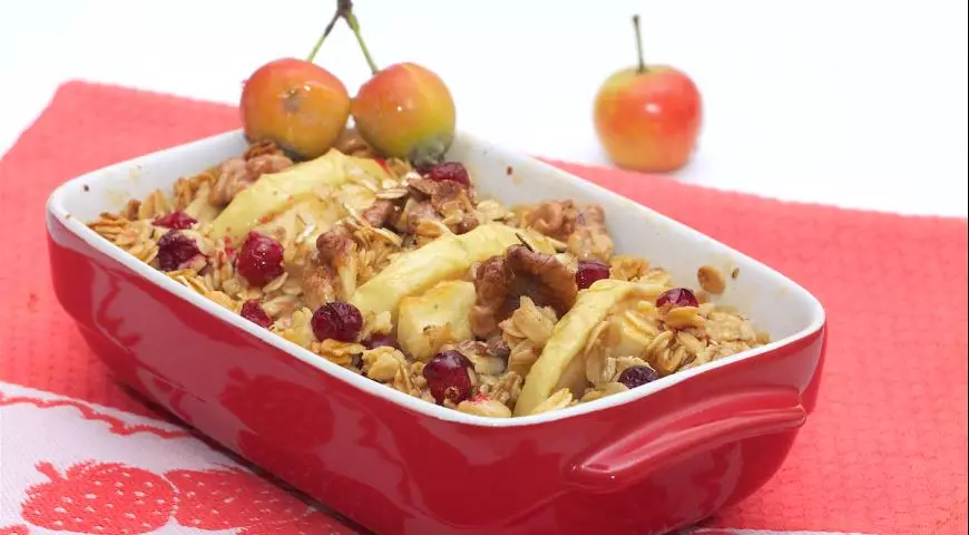 Mempersiapkan oatmeal yang dipanggang dengan apel, cranberry, dan kenari