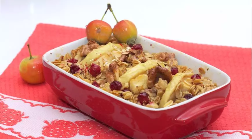 Oatmeal lezat dipanggang dengan apel, cranberry, dan kenari