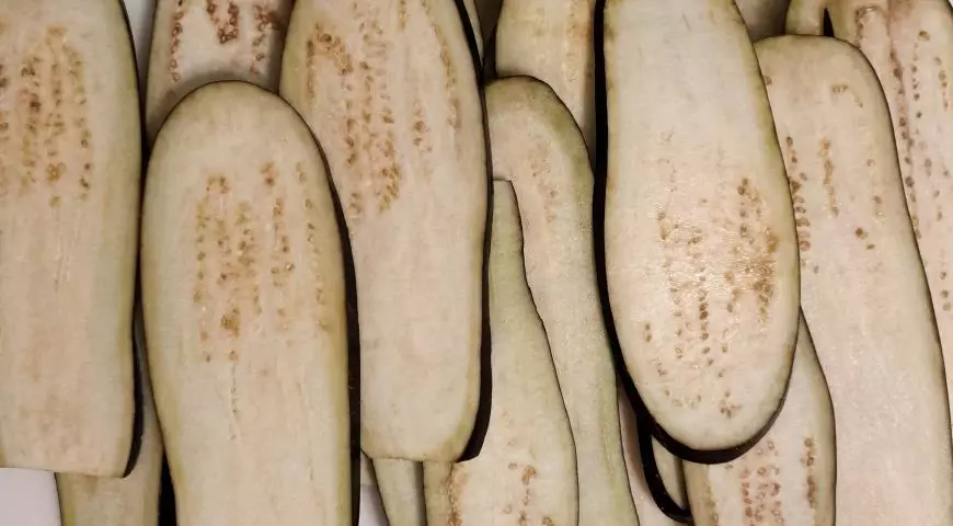 Stok Fotoğraf Yemek tarifi: tavuk ve patlıcan ızgara salatası, adım numarası 2