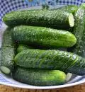 Fi awọn cucumbers ni saucepan ati fi iyọ kun