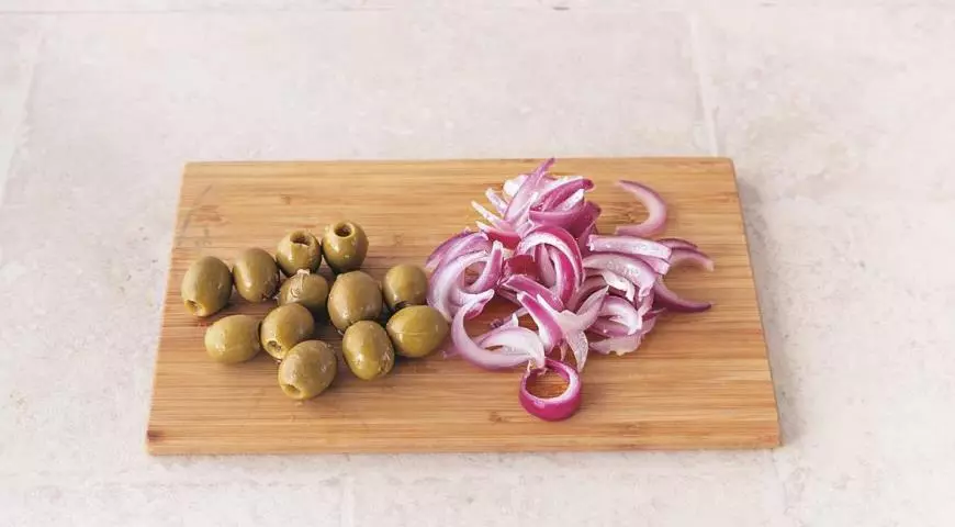 Stock Foto Tisjir Riċetta: insalata tal-merluzz bil-patata, basal aħmar u żebbuġ, pass numru 2