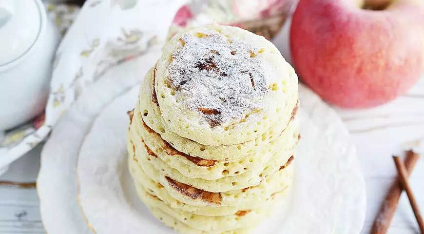 Fritters ជាមួយ Apple ថ្នាក់ទីនិង cinnamon បានត្រៀមរួចរាល់សម្រាប់ចំណី