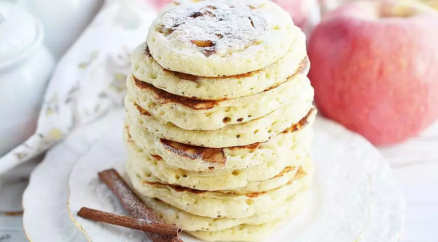 Pancakes shijshme me klasën e mollës dhe kanellë