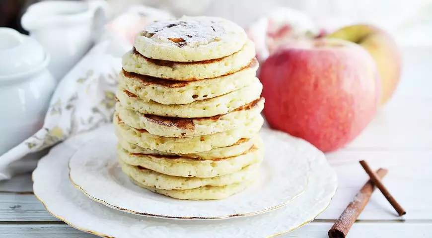 Dit blyk lekker pannekoeke met appelgraad en kaneel