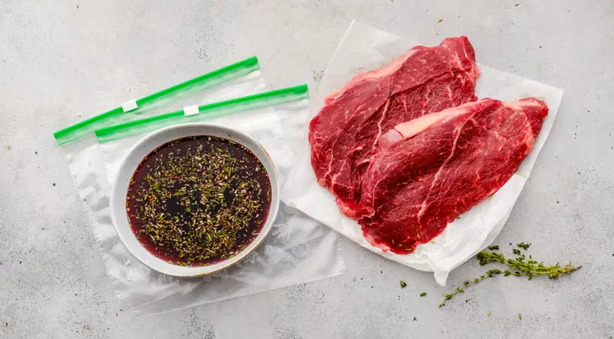 Estoque foto cozinhar receita: bife de lâminas em marinada