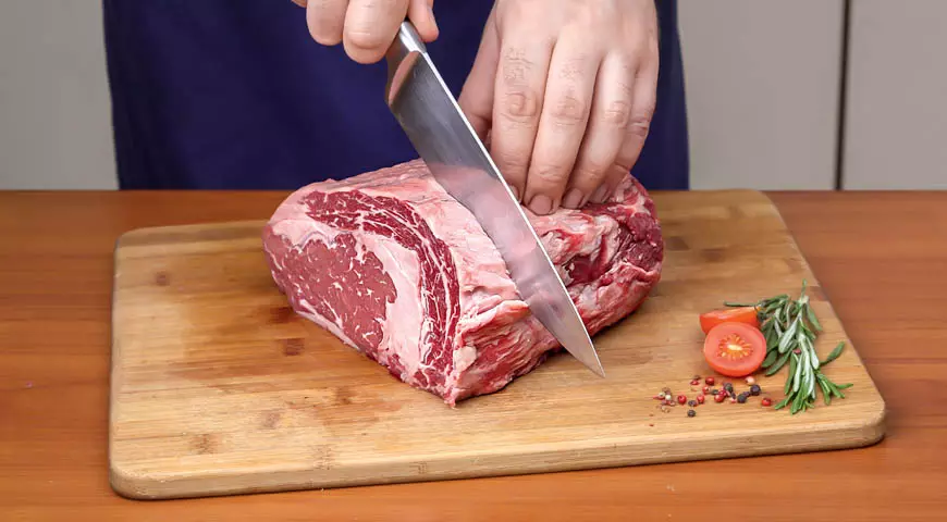 Wytnij mięso na włóknach