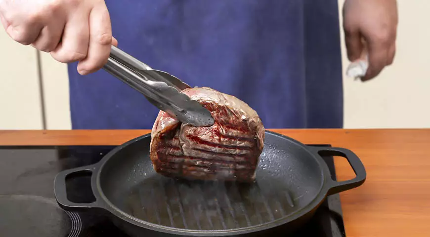 Goreng steak ribe, kemudian rendam dengan minyak yang tajam dan berkhidmat dengan sayur-sayuran