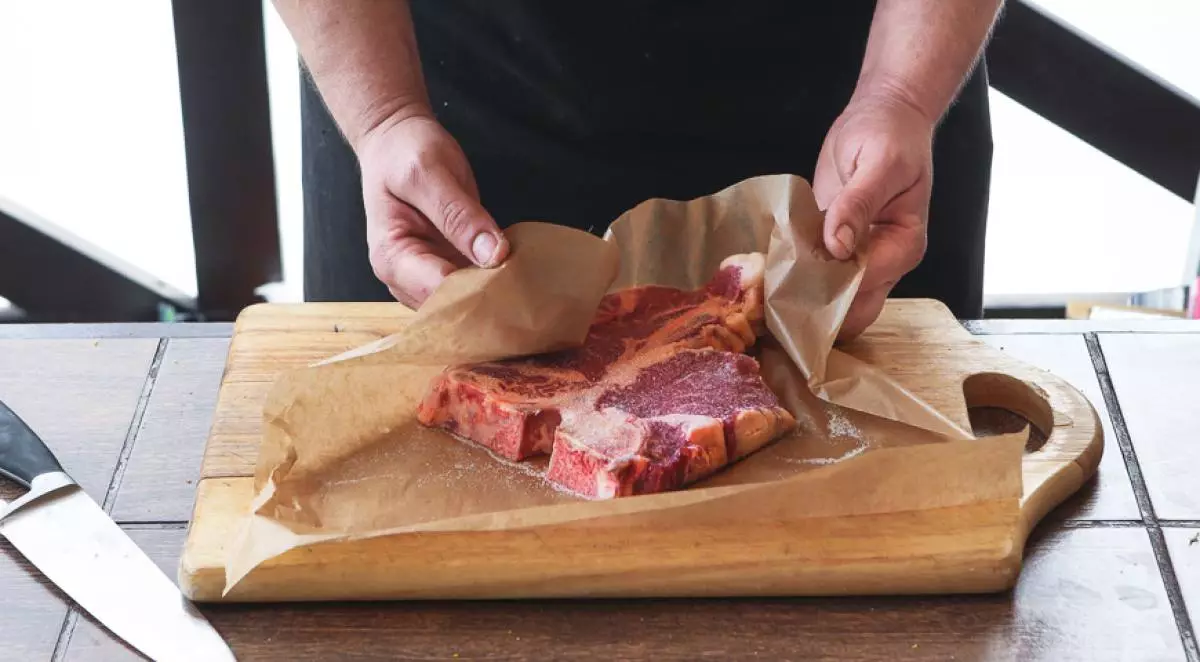 Bourse Foto Recette de cuisson: Porter de steak sur les charbons, avec sauce au poivre, étape numéro 1