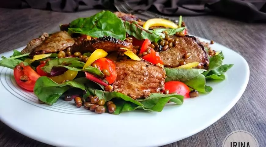 Salat mit Steak und Mahams