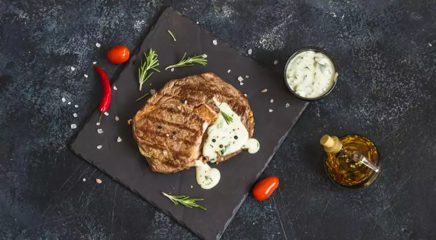Steak s modrou syrovou omáčkou