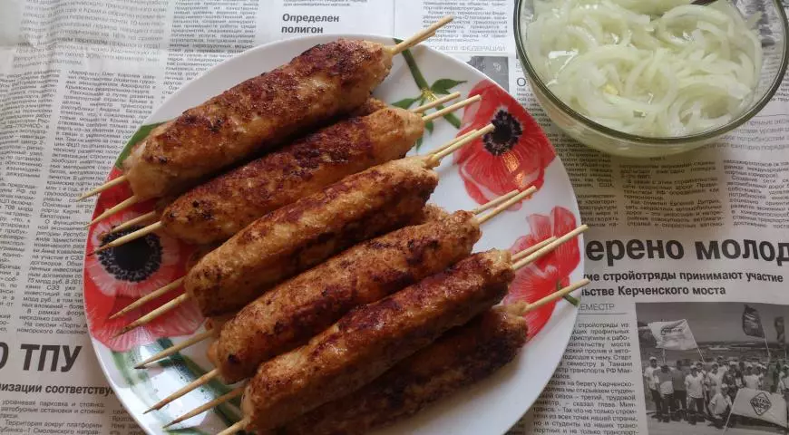 Lulle-Kebab mula sa Chicken Fillet na may Adzhika.