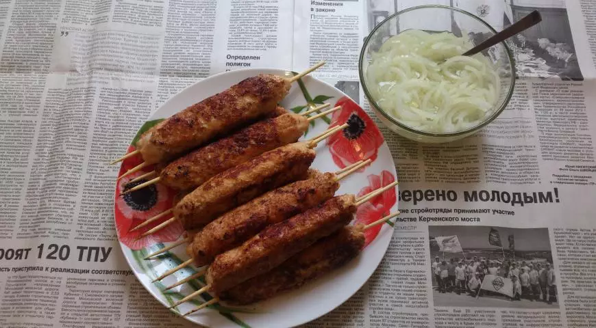 Lulle-kebab mula sa chicken fillet na may adzhika maghurno sa buong kahandaan