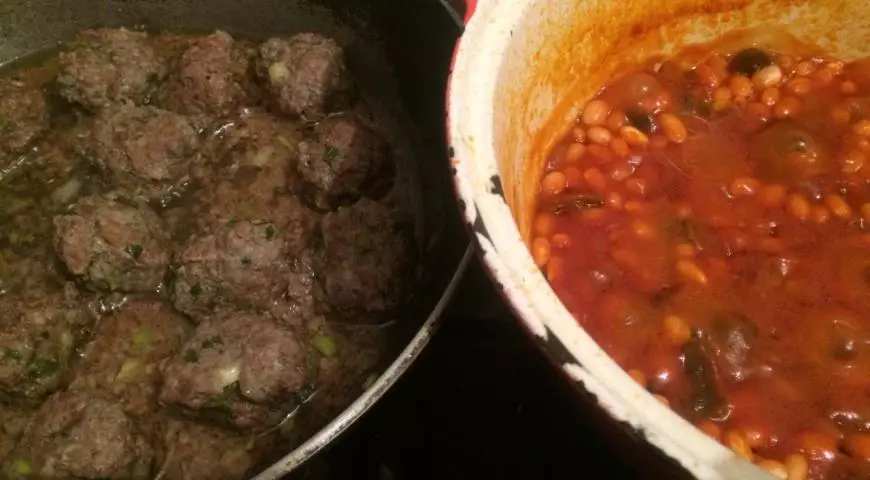 튀김 미트볼과 토마토 페이스트와 시체 콩