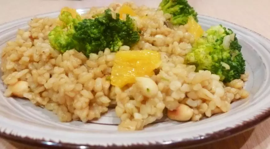 Bulgur mat gedréchent Champignonen, Broccoli an Erdnuss