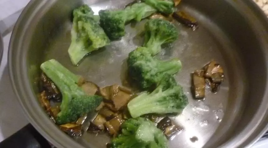 Pievienot brokoļu sēnēm un sojas mērcei, sāciet 10 minūtes