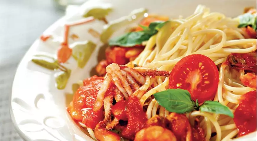 Диңгез продуктлары белән спагетти
