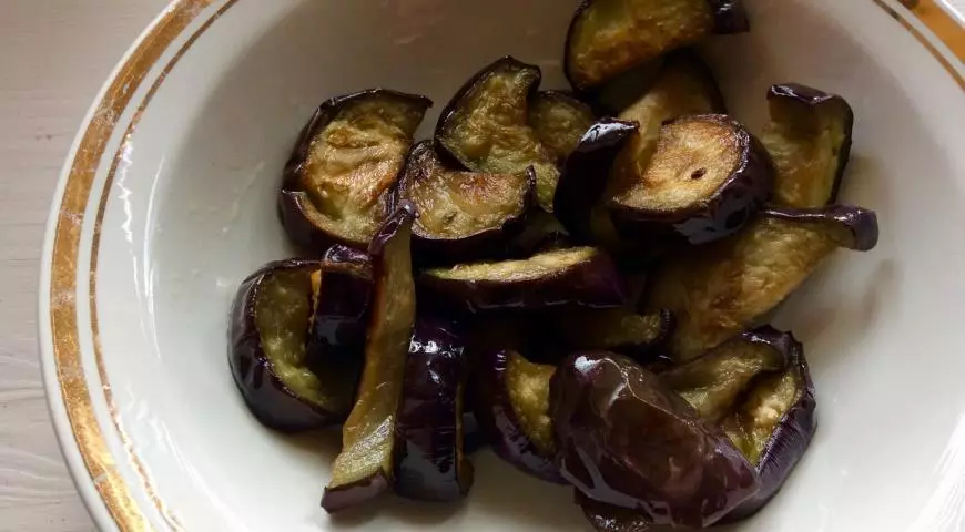 ຫນ້າທໍາອິດ Georgian Adjapsandal, ໃສ່ໃນອາຫານ eggplant